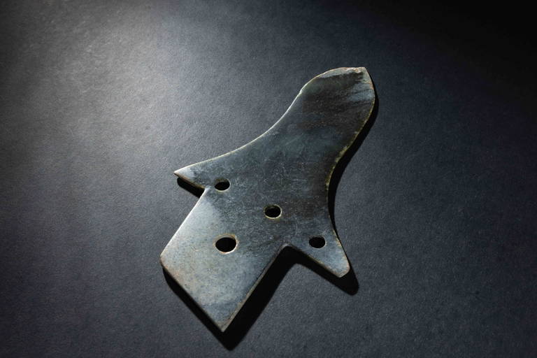 Shang jade dagger-sword (#0116) on Dec 17, 2022 | Ancient Traces in LONDON