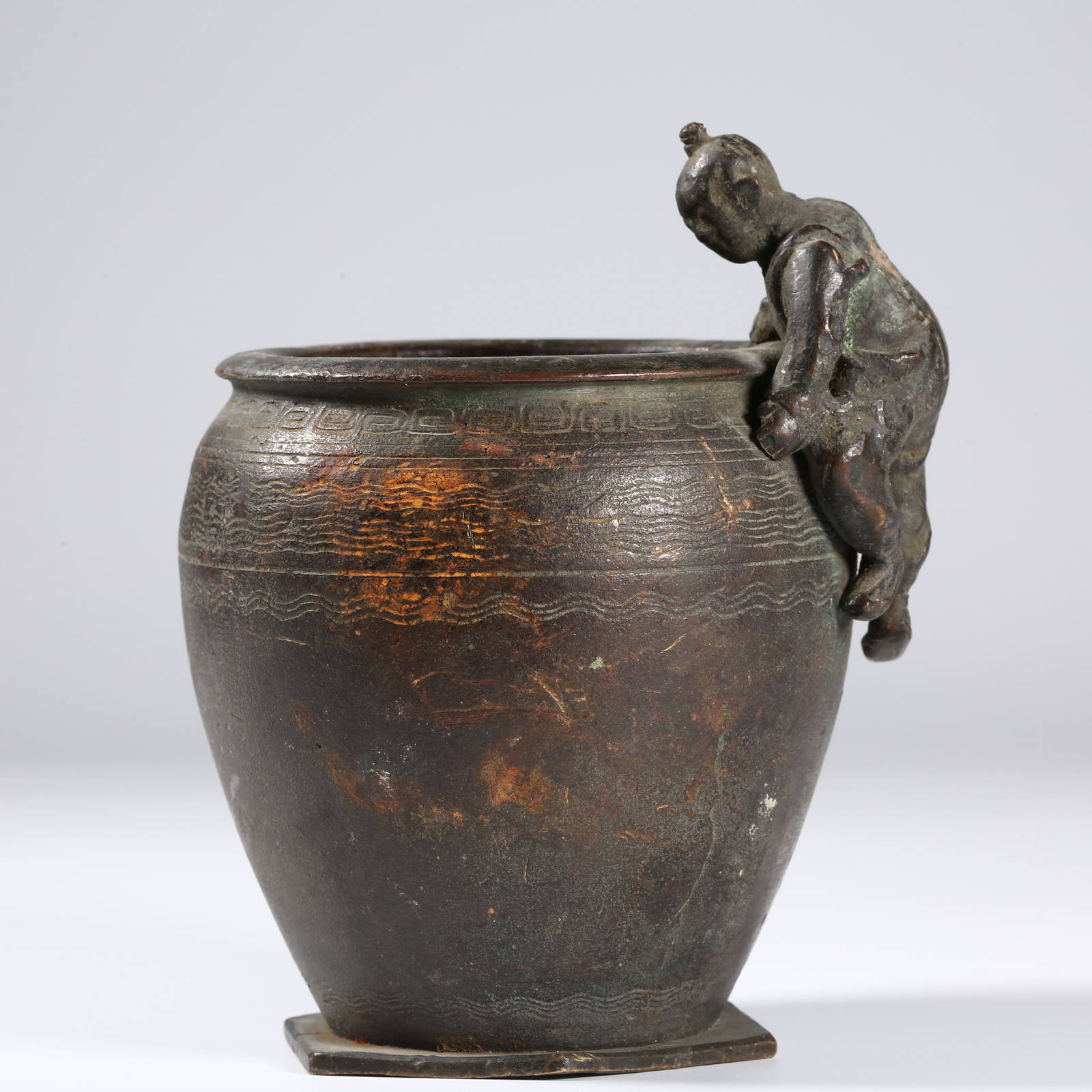 A Bronze Water Container "shuiyu". Auction