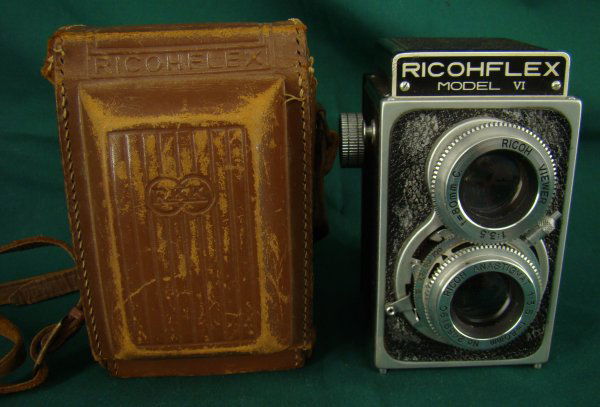 1021: CASED RICHOFLEX VI CAMERA WITH FILM