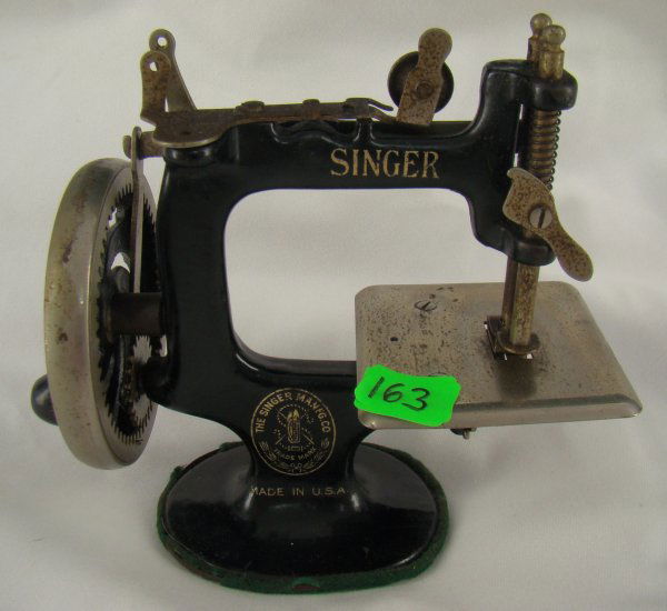 1163: MINI SINGER SEWING MACHINE - May 12, 2008 | Old Church Auction ...