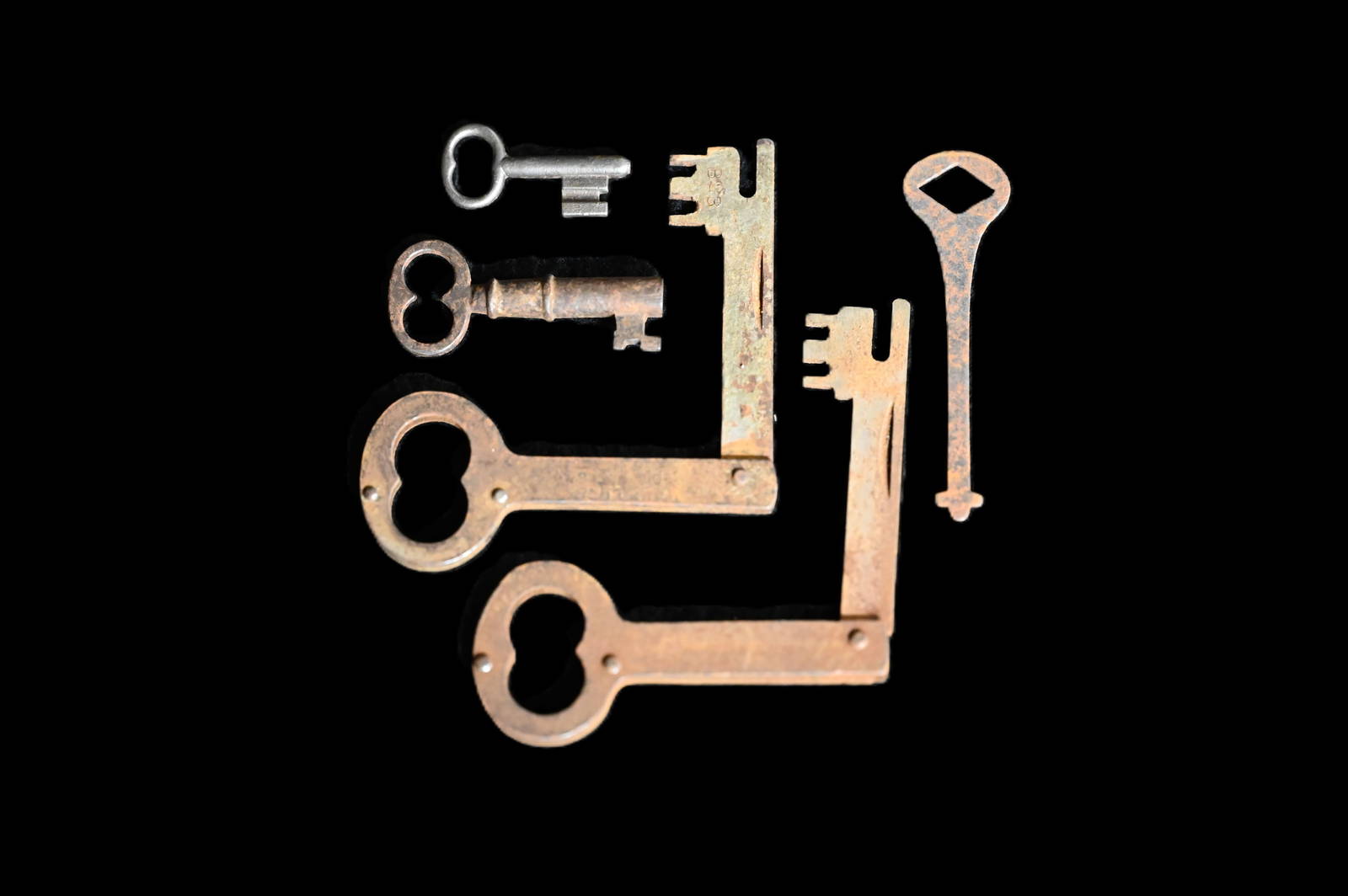 5 Vintage Keys Includes 2 Foldable Keys, 2 Socketed Keys And 1 Odd ...