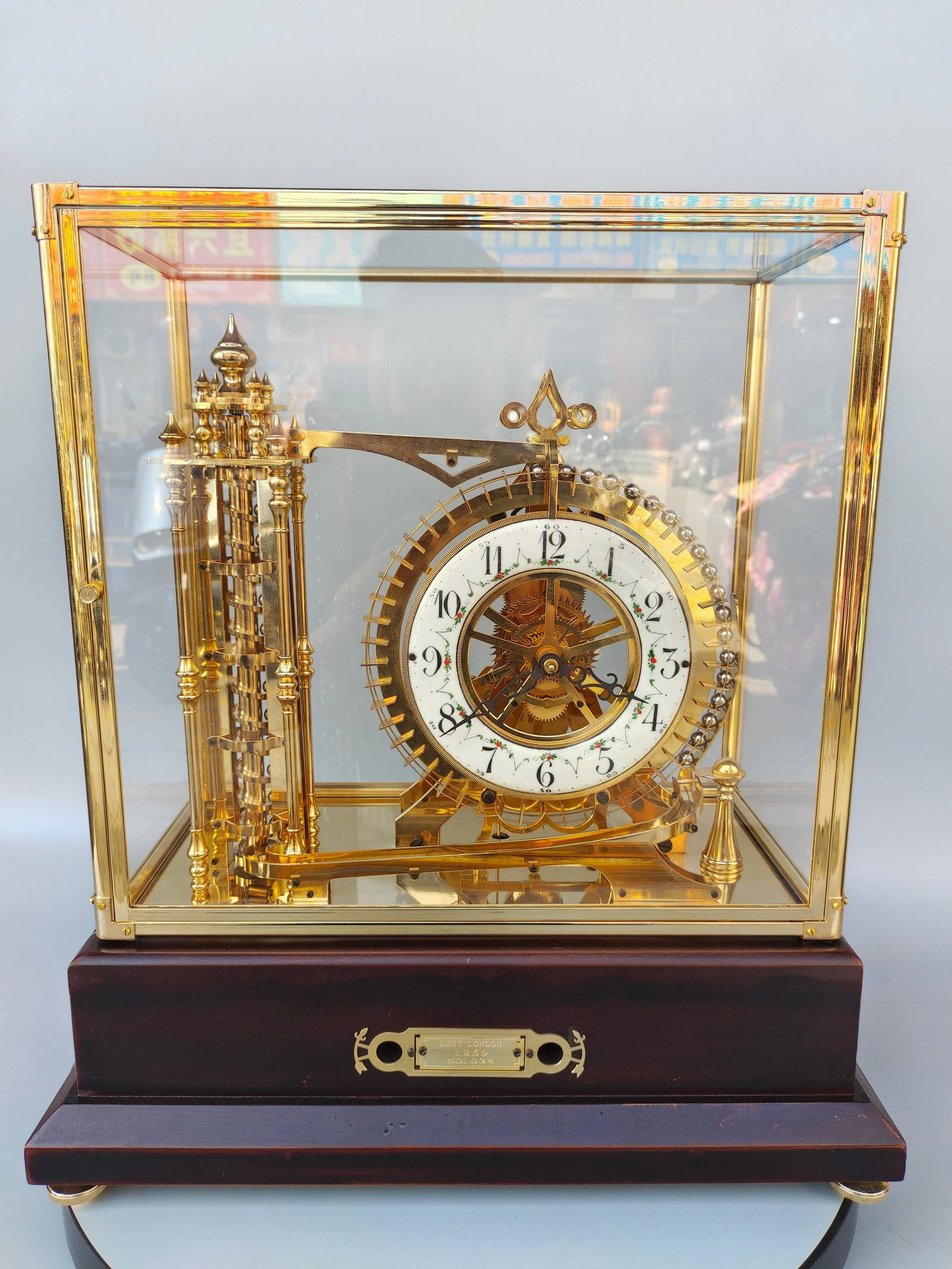 An Exquisite Gilt Copper Waterwheel-shaped Table Clock Auction