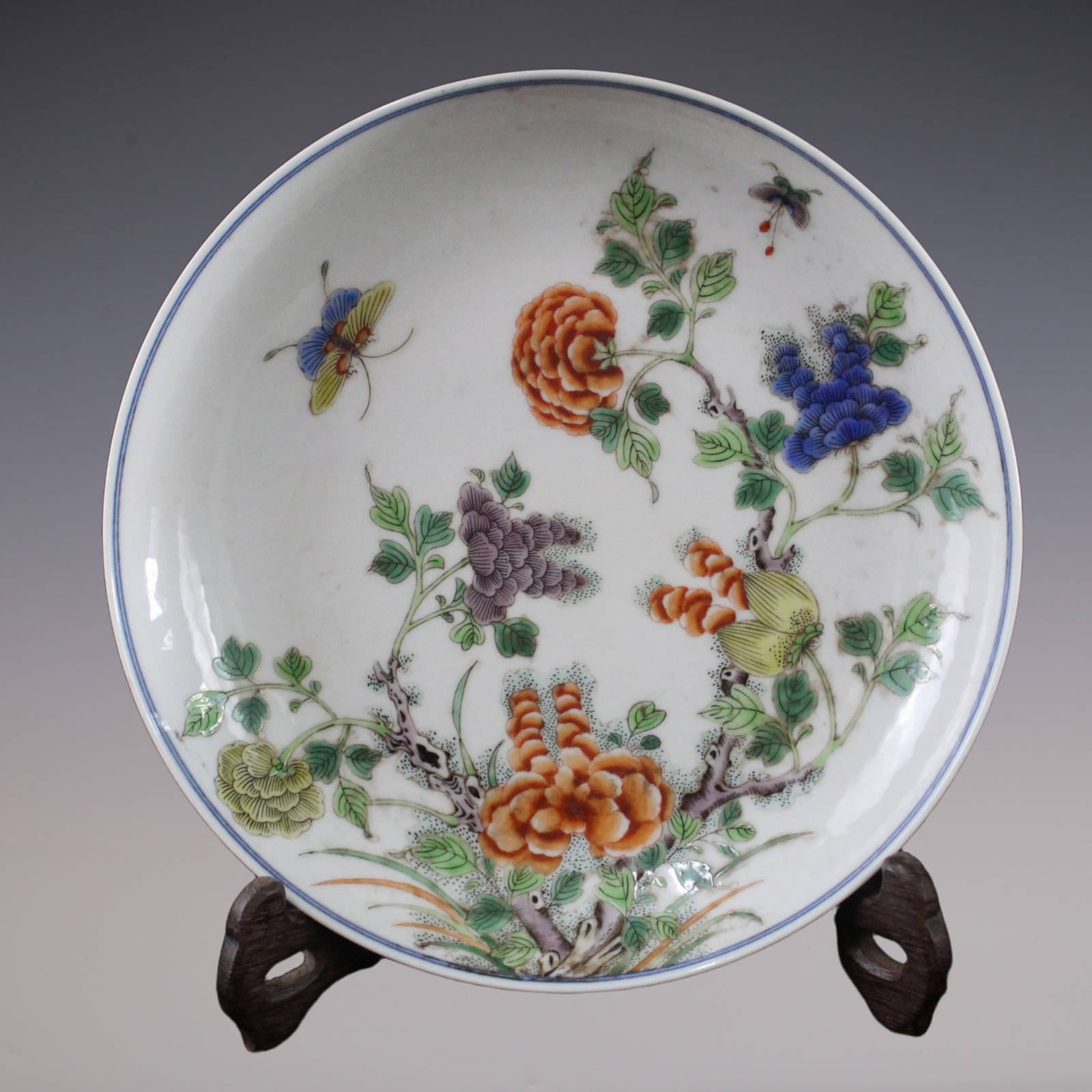 An Exquisite Wucai Flower And Butterfly Pattern Plate Auction