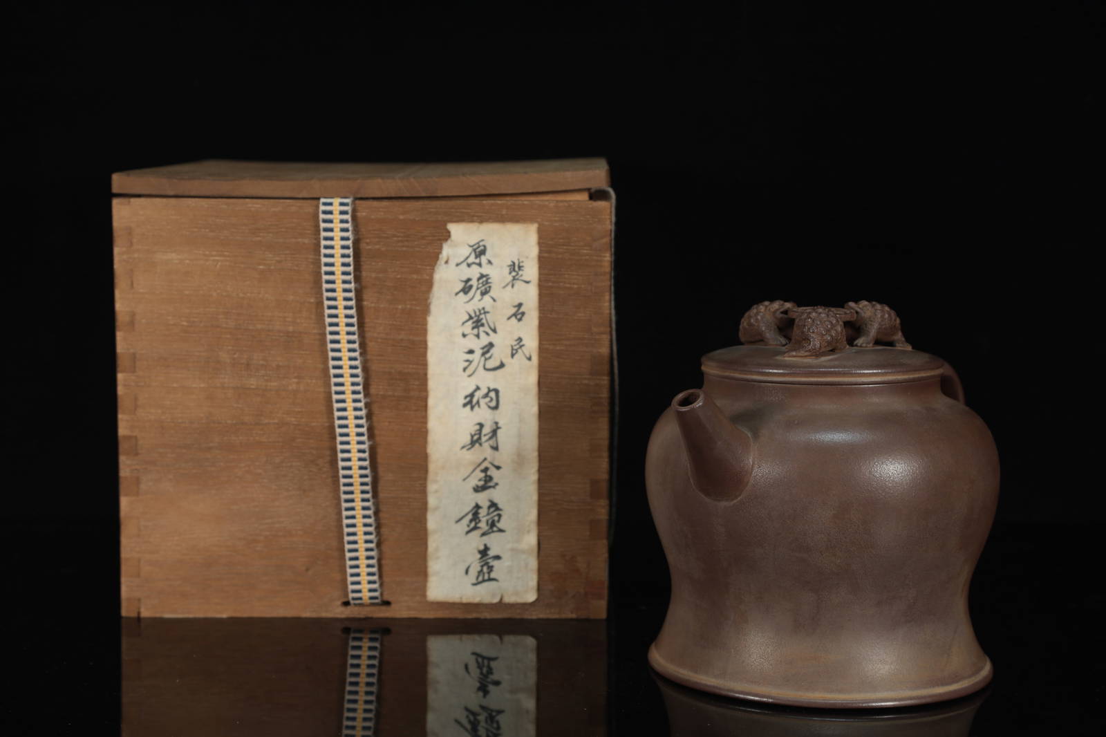 A Very Rare And Fine Yixing Clay"golden Toad" Teapot Auction