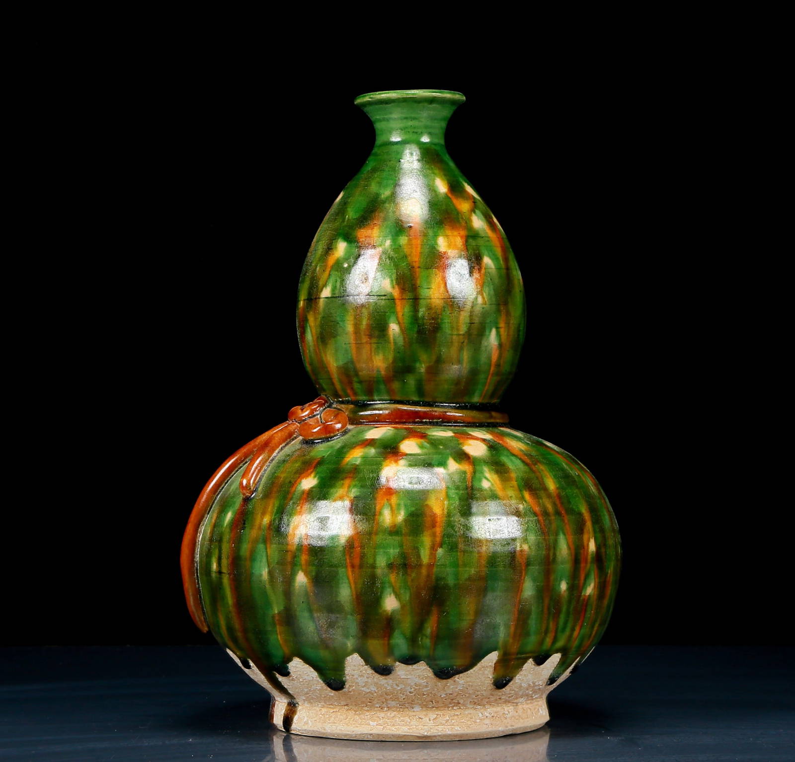 A Rare Tang Tri-color Glazed Pottery Gourd-shaped Vase Auction