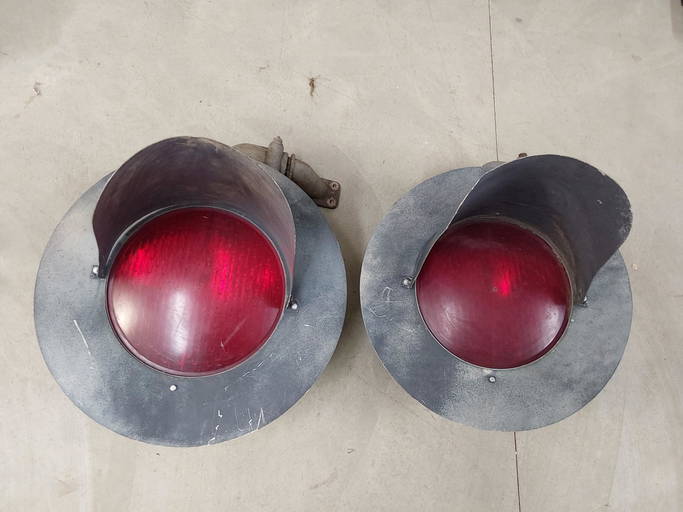 (2) railroad lights (#0150) on Jan 02, 2023 | Freeman Yoder Auctions in PA