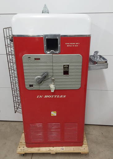 1944 Coca Cola 10 Cent Machine With Keys