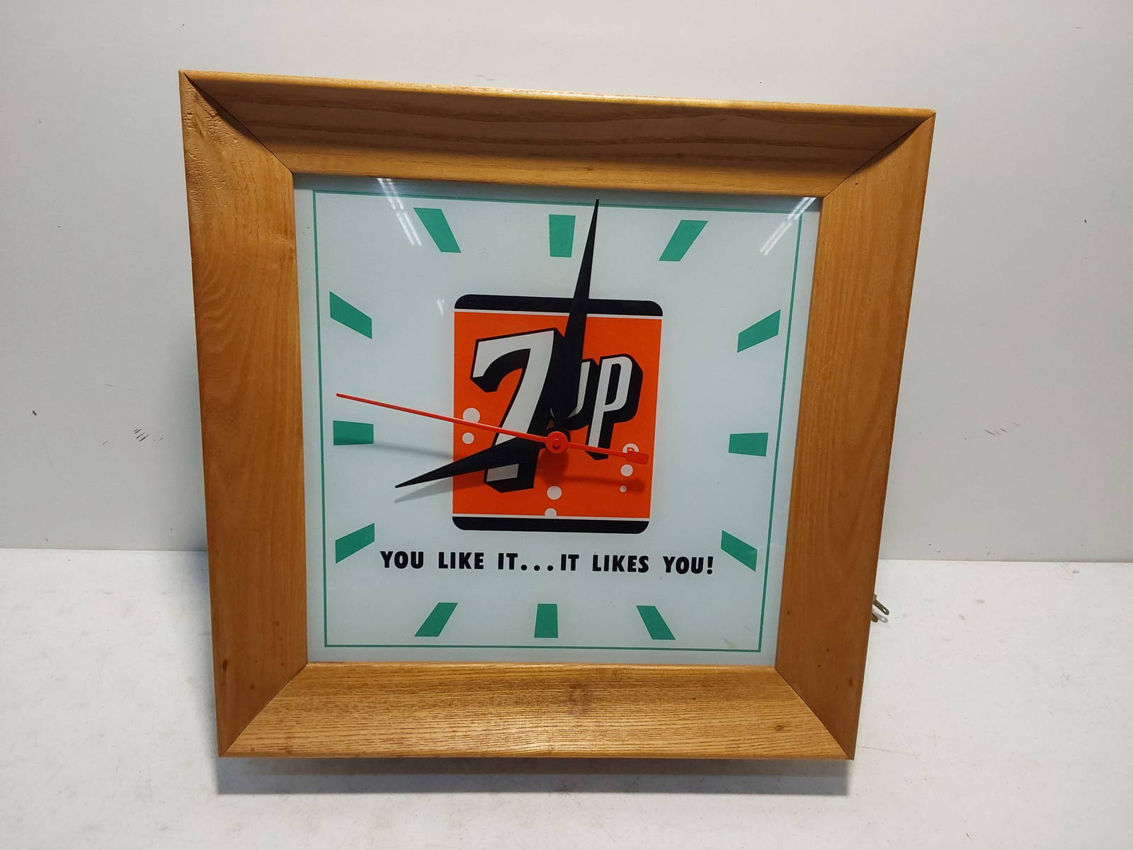 7up Lighted Clock Auction