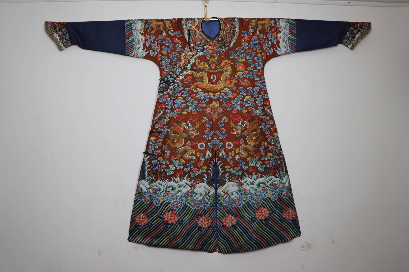 Drama Painting Dragon Robe Auction