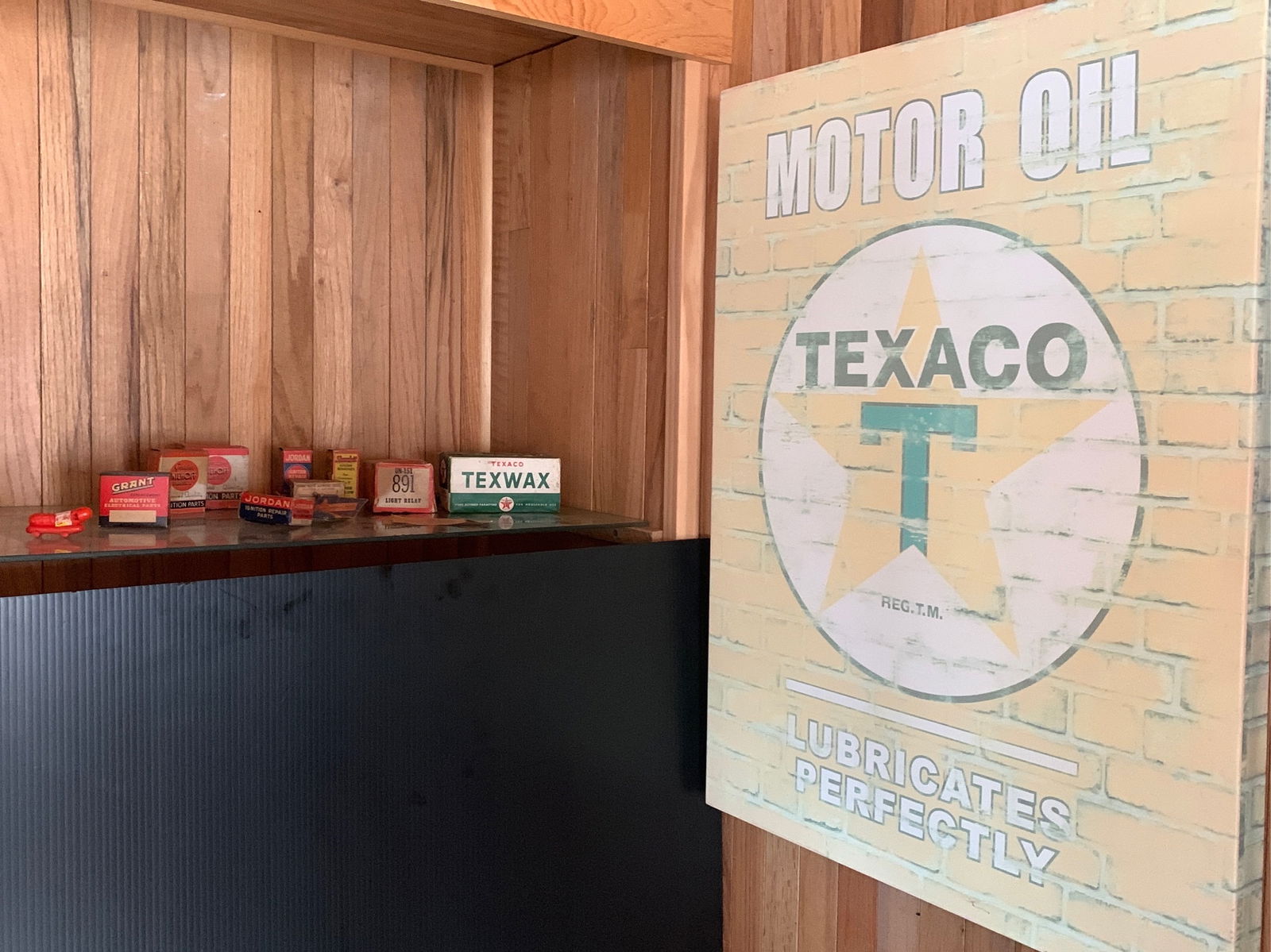 Texaco Picture And Advertising Boxes Auction