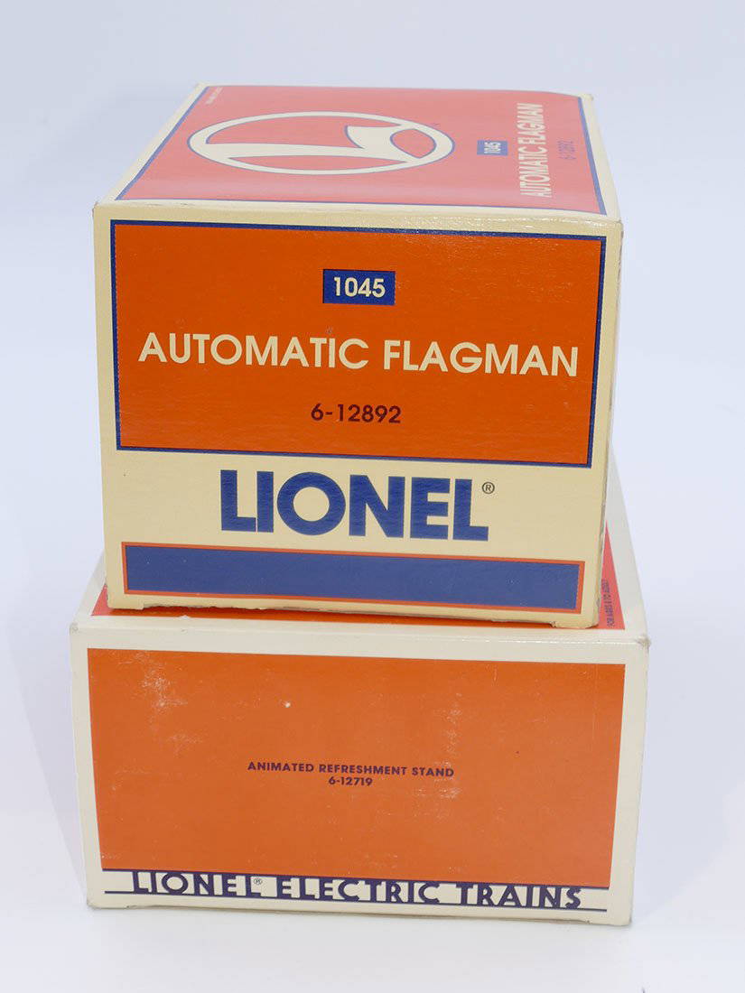 Lionel 12892 (automatic Flagman) And 12719 (automated Refreshment Stand) - Ob Auction