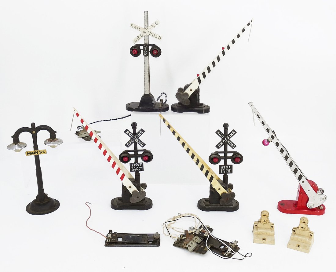 Lionel And Marx Street Lamp, Crossing Signs, Signals, And Dwarf ...