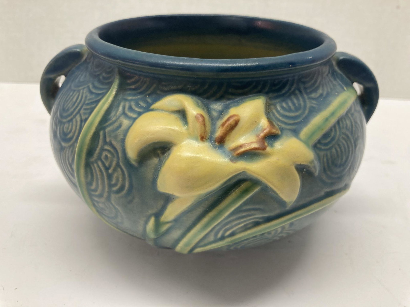 Roseville Pottery Zephyr Lily pattern Jardinere - Aug 07, 2022 | Lee ...