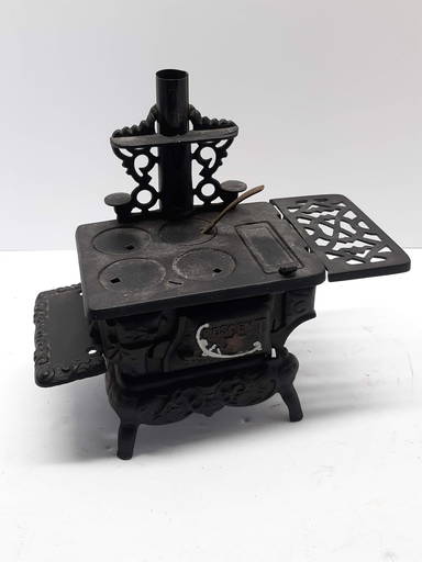 Crescent Salesman Sample Cast Iron Stove (#0039) on Feb 22, 2023 | Lee ...