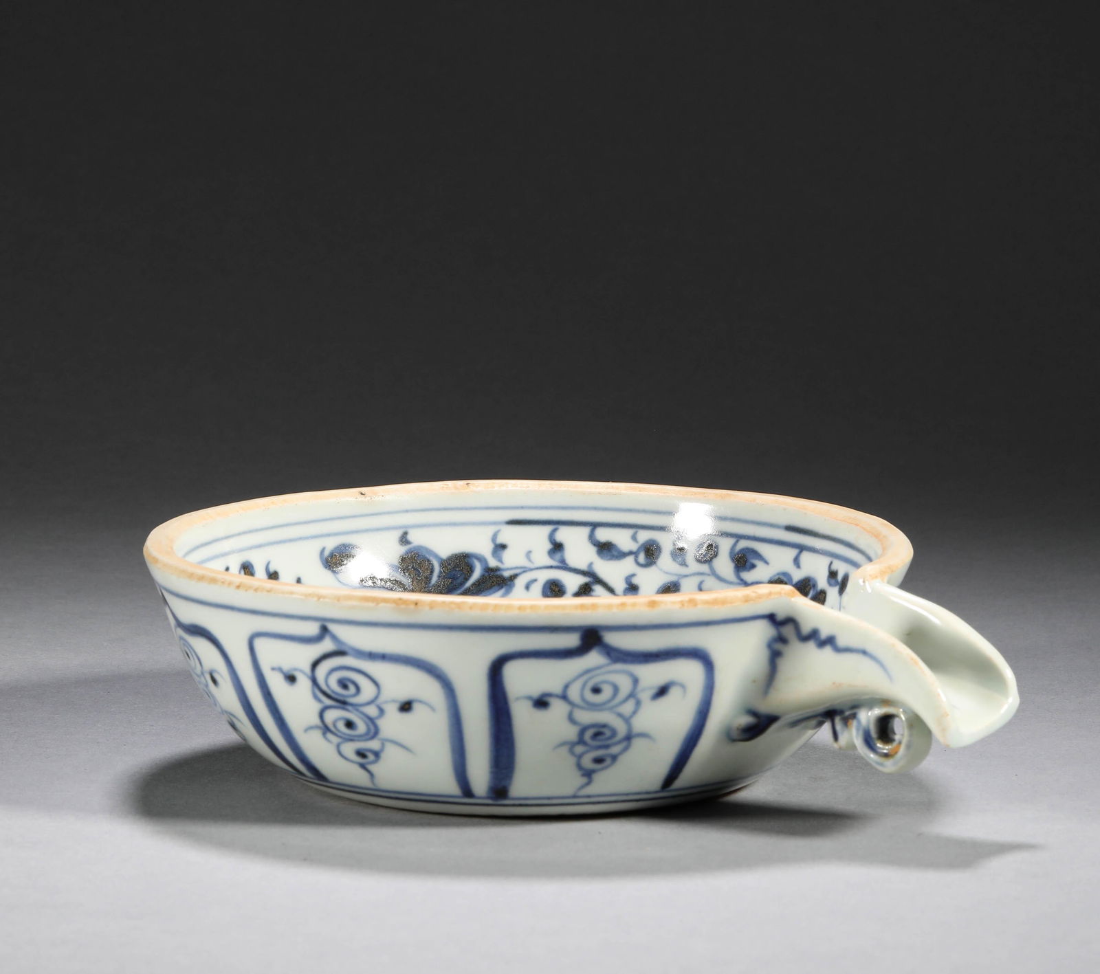 Ming Dynasty, blue and white flower pattern (#0069) on Jun 06, 2022 ...