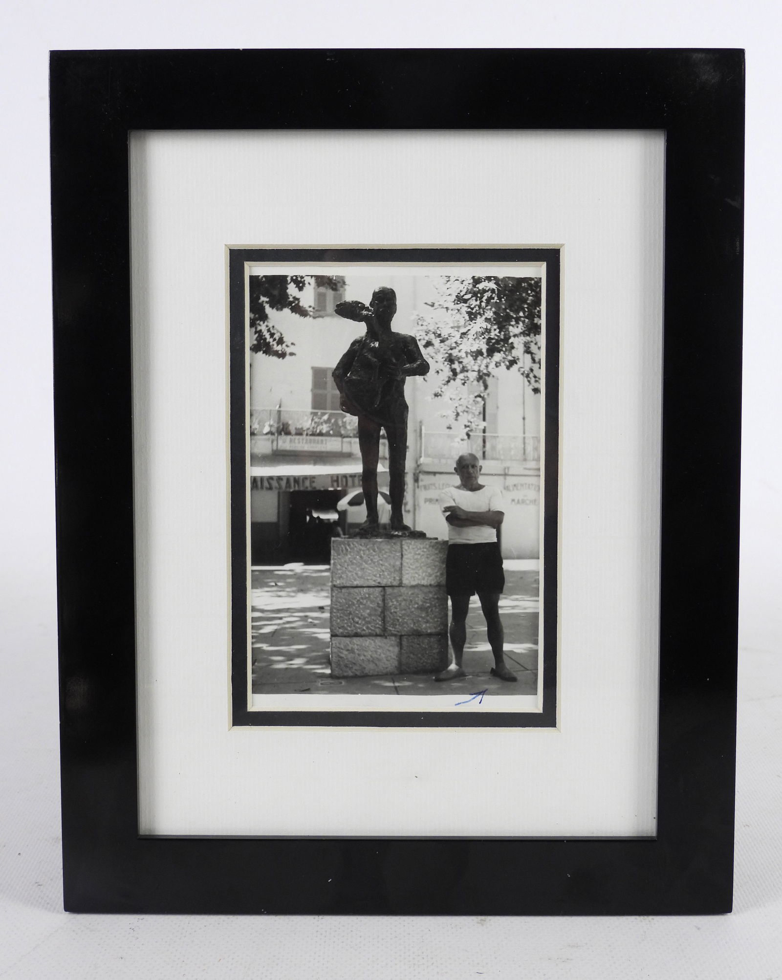 Picasso Portrait De Pablo Picasso, Debout, Les Bras Croisã©s, Sur La ...