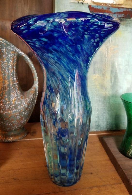 Striking Mid Century Art Glass Vase 0204 On Jun 05 2022