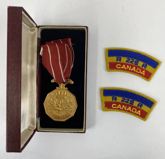 Vintage Canada Army Service Medal & Box