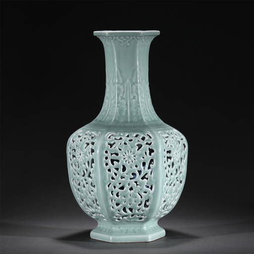 A CEDALON GLAZE PORCELAIN OPENWORK VASE,QIANLONG (#0304) on Jan 08 ...
