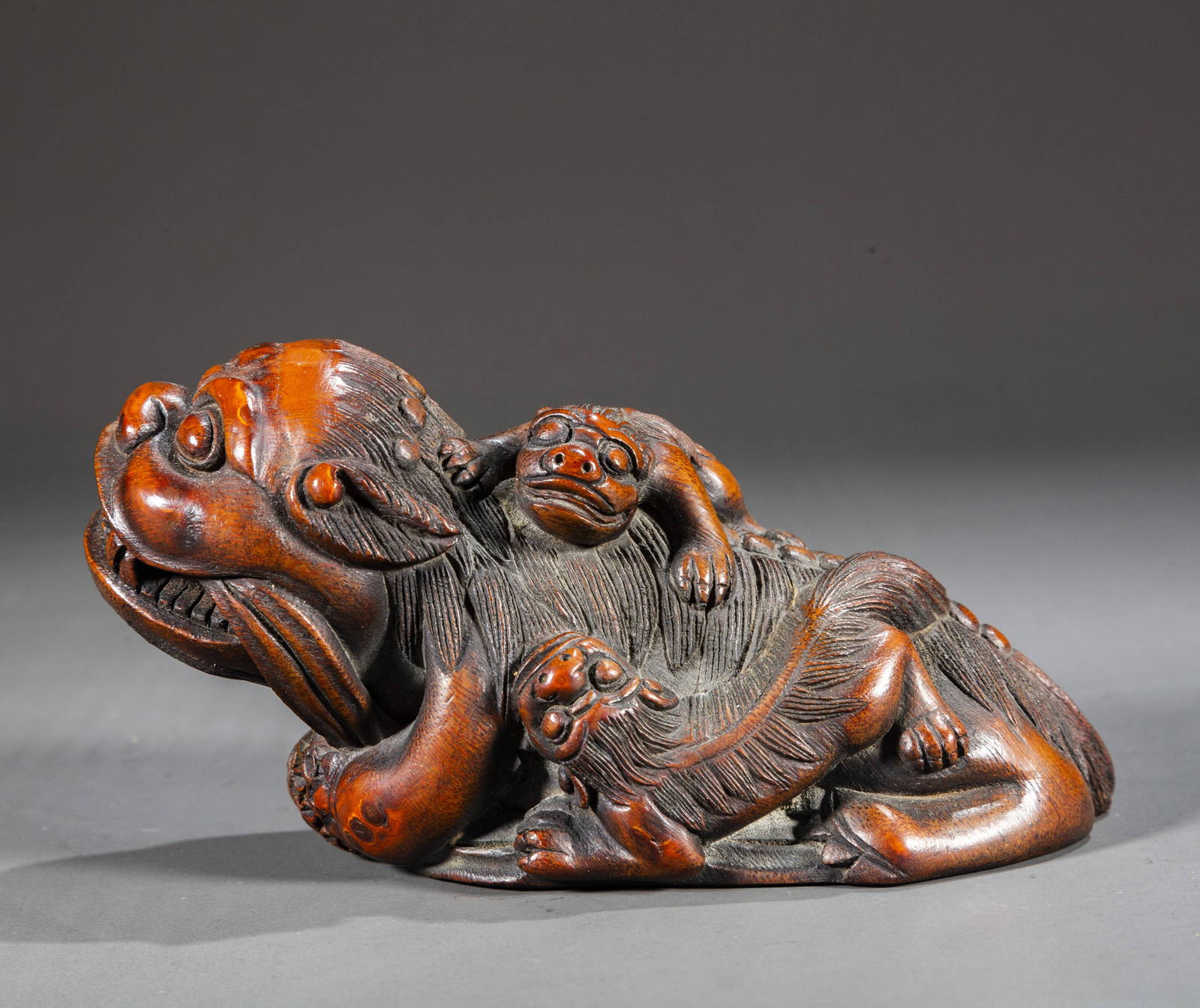 A Bamboo-root Lion And Lionet Statue Ornament. Auction