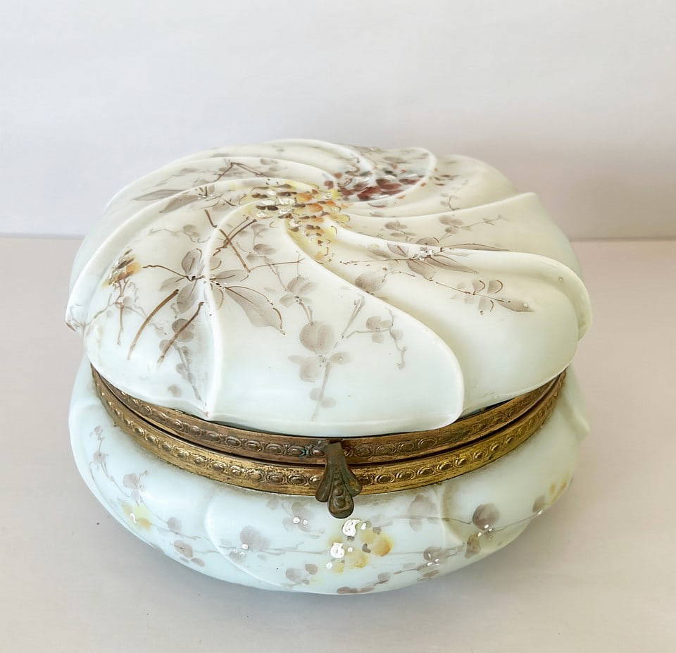 Wavecrest Powder Box With Hinged Lid. Auction