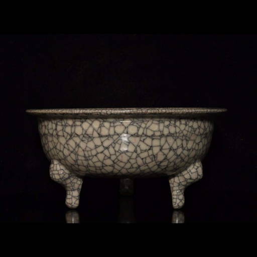 Song Ge Kiln Three Legged Furnace