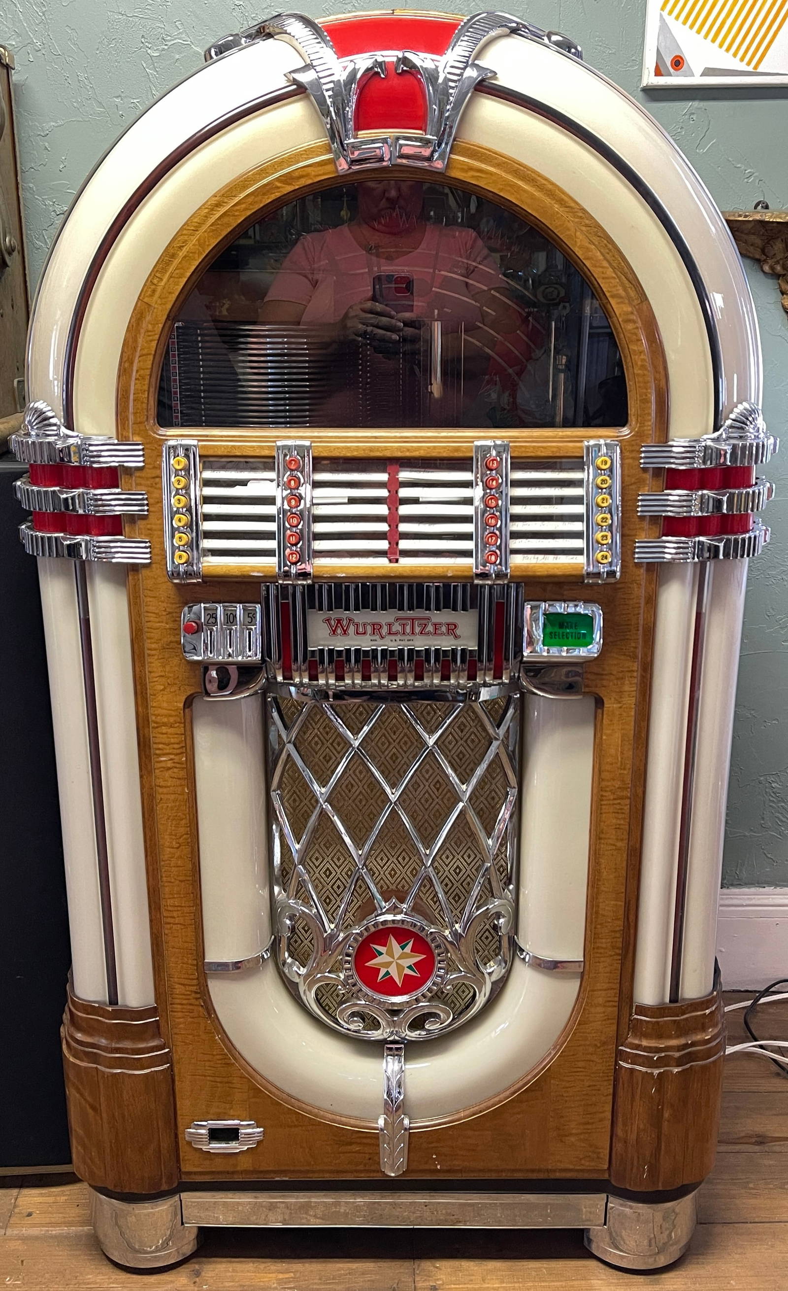 Antique & Vintage Jukeboxes for Sale
