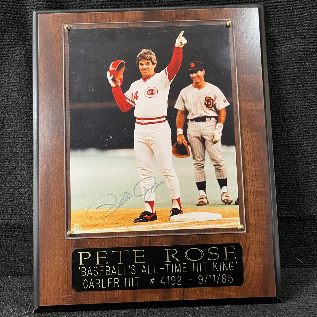 Pete Rose Signed Photo In Plaque Auction