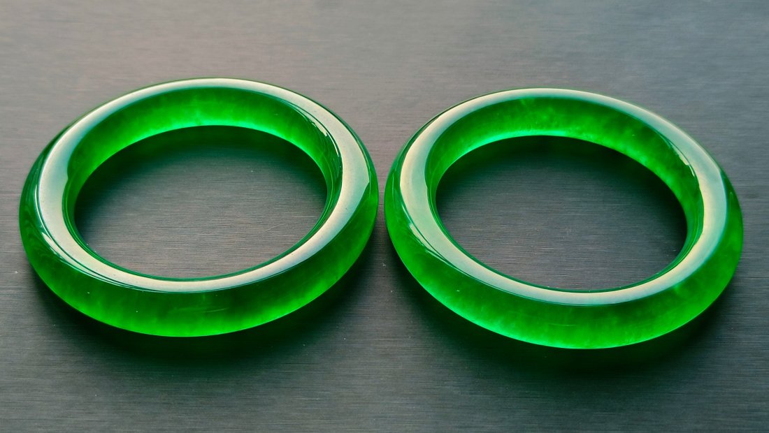 Pair of Dragonstone Emperor Green Jadeite Bracelets - Feb 22, 2023 ...
