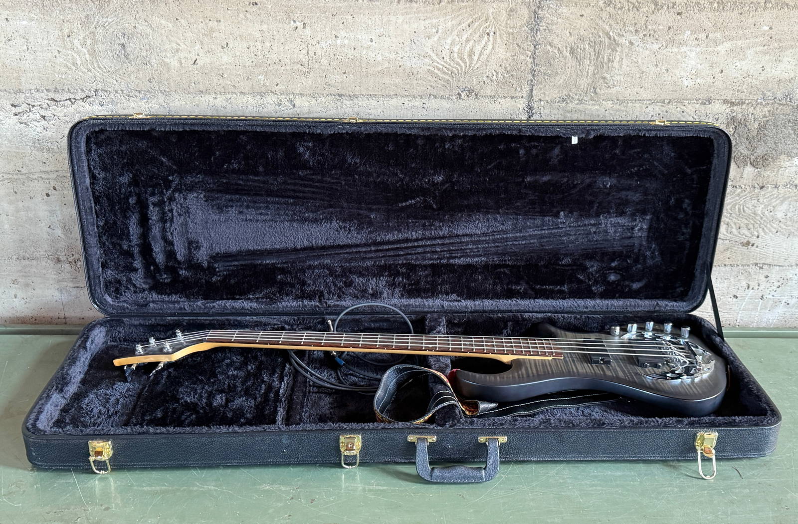 Traben Array 4-string Bass Guitar & Travel Case Auction