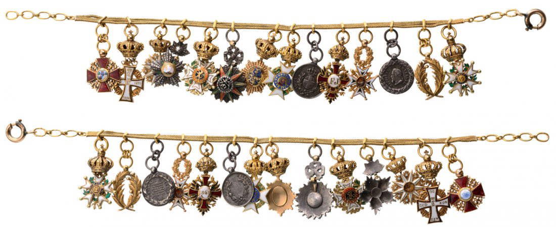 Chain With 14 Miniatures