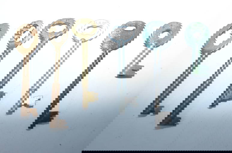 Five Caboose/coach Keys And One Steel Belt Switch Key