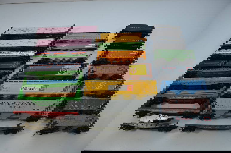 22 Assorted Flat Cars And Hopper Cars Ho Scale
