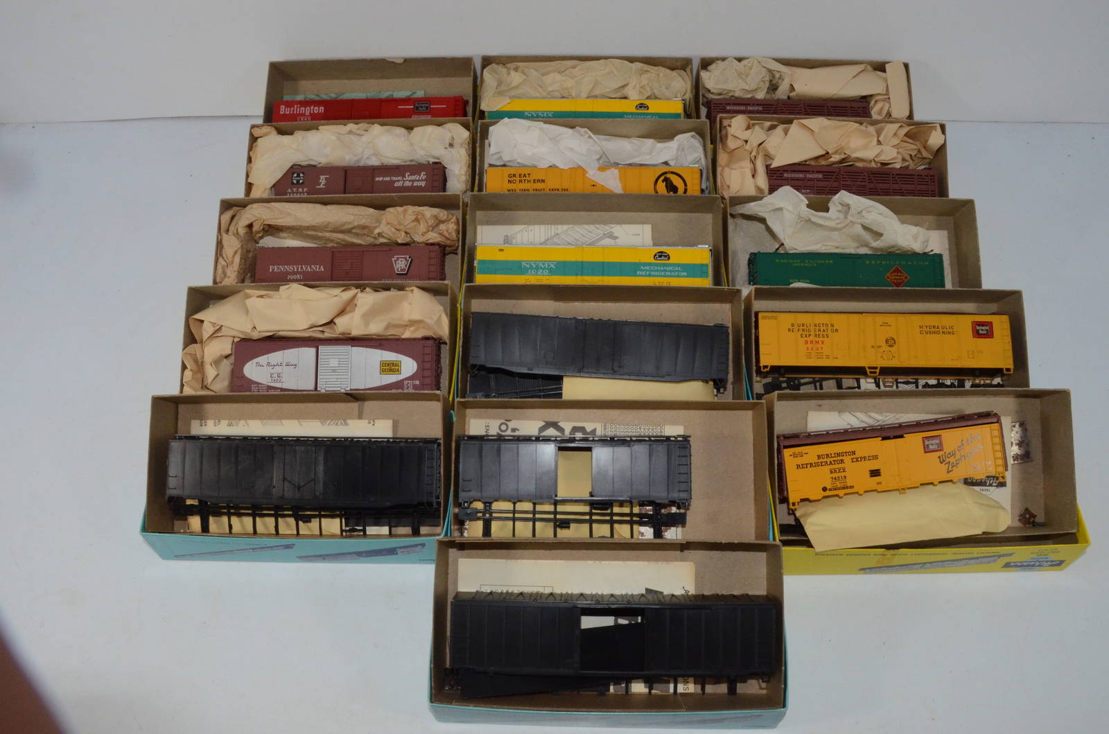 16 Assorted 40 And 50 Foot Box/reefer/stock Car-athearn Blue/yellow Box ...