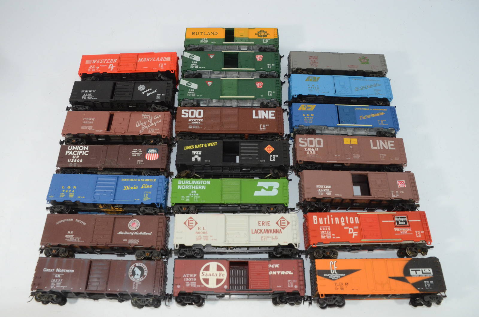 22 40 Foot Boxcars-ho Scale Auction
