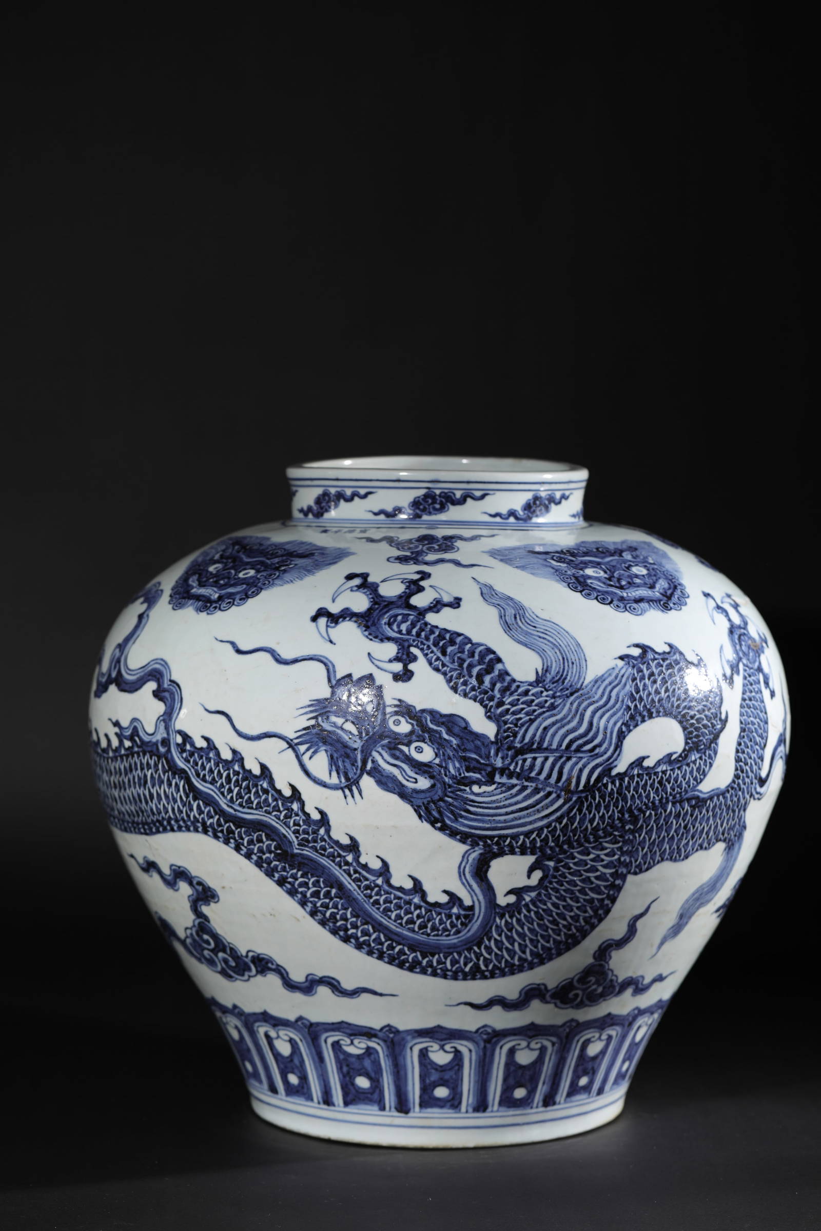 Ming Dynasty Xuande Dragon Pattern Blue And White Jar Auction