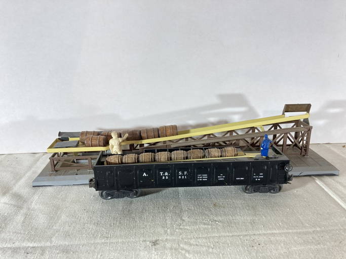 Lionel Electric Trains Accessory Operating Barrel Loader