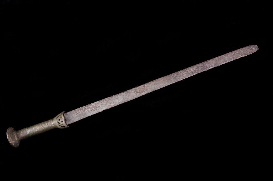 A Song Dynasty Sword/宋代銅柄直刀 Auction