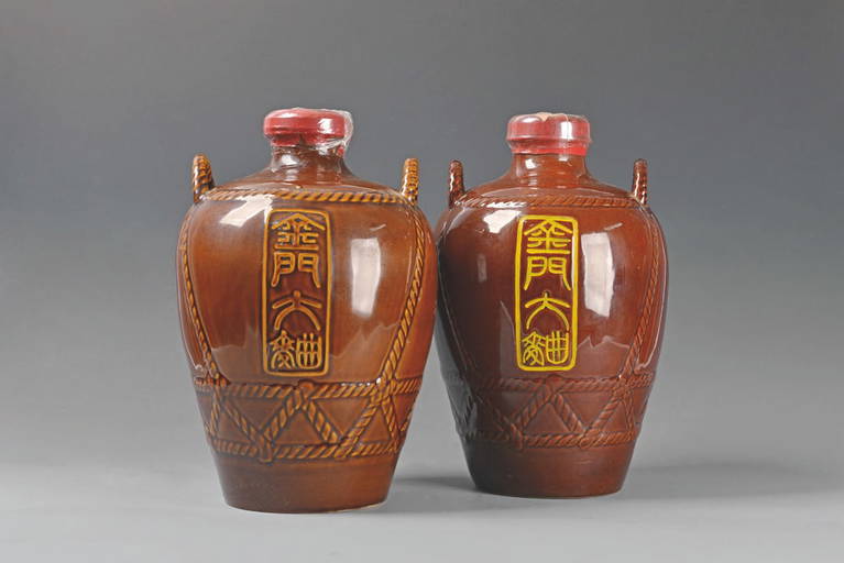 Kinmen Altar In The 1970s Of The Republic Of China With Two Jars Of ...