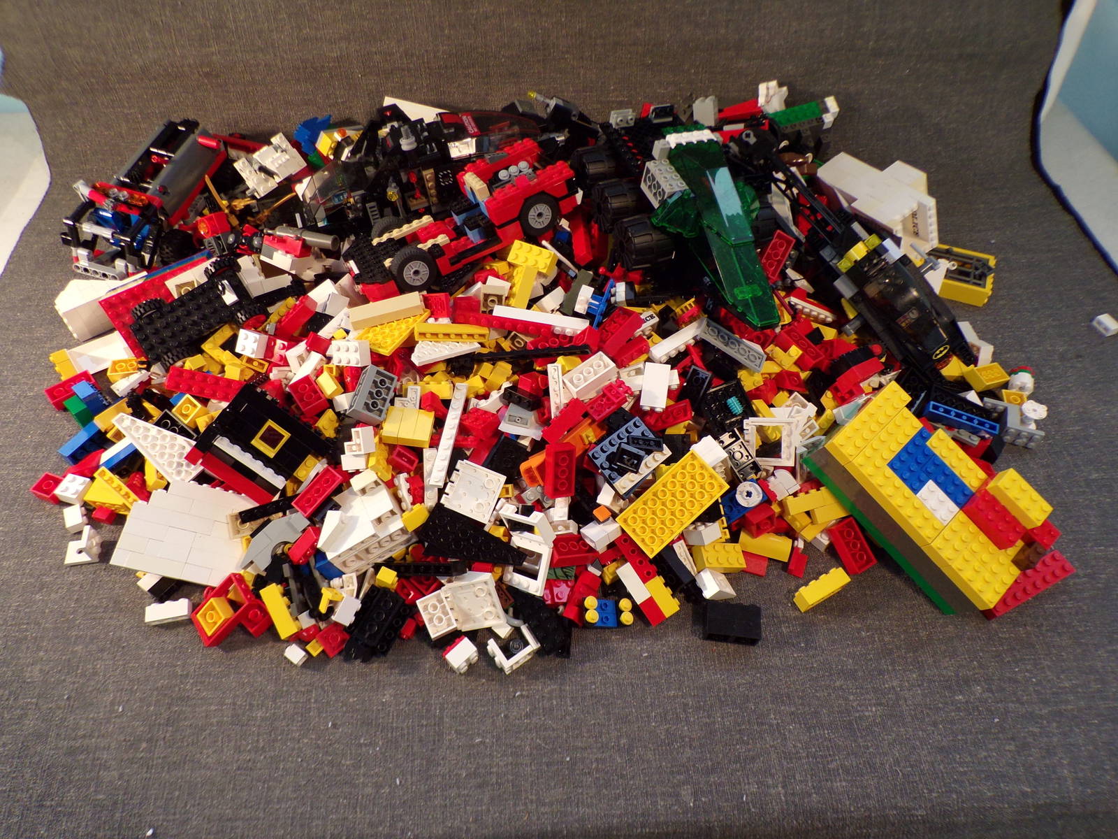 Lot Of Over 30 Pounds Of Legos Plus Over 100 Manuals & Catalogs Plus. Auction
