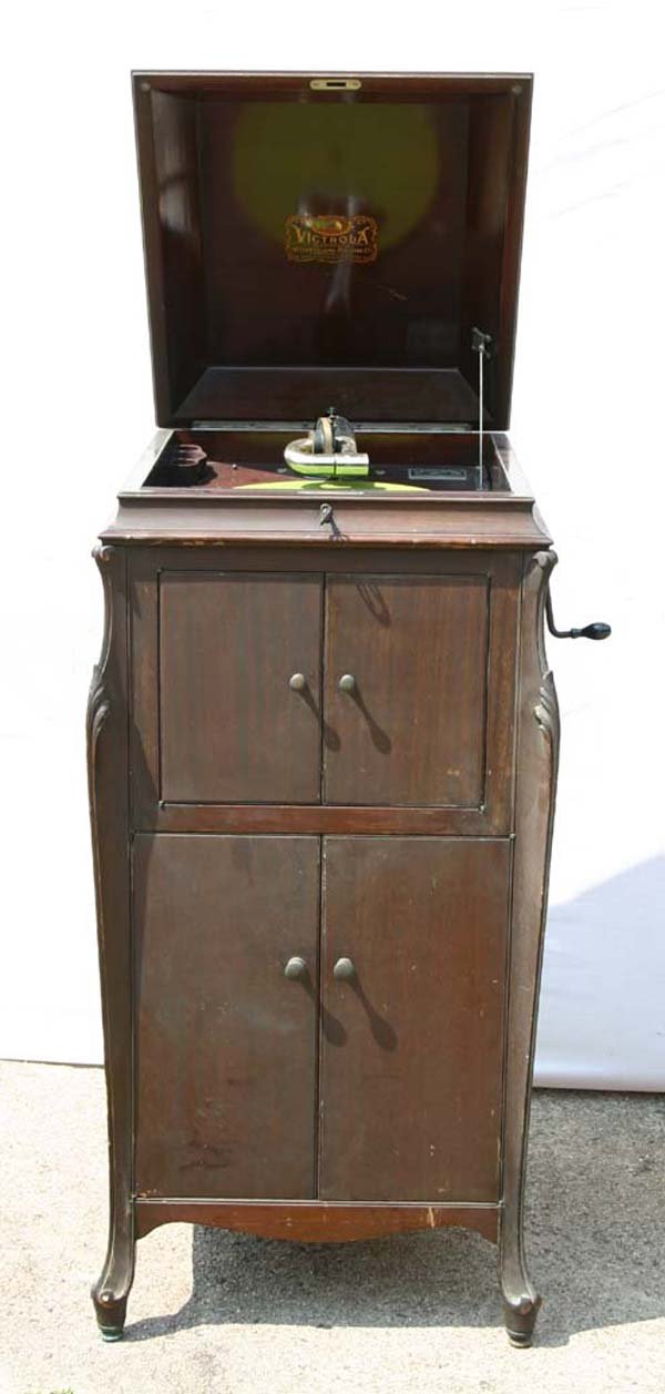 212A: antique upright mahog Victor Victrola phonograph