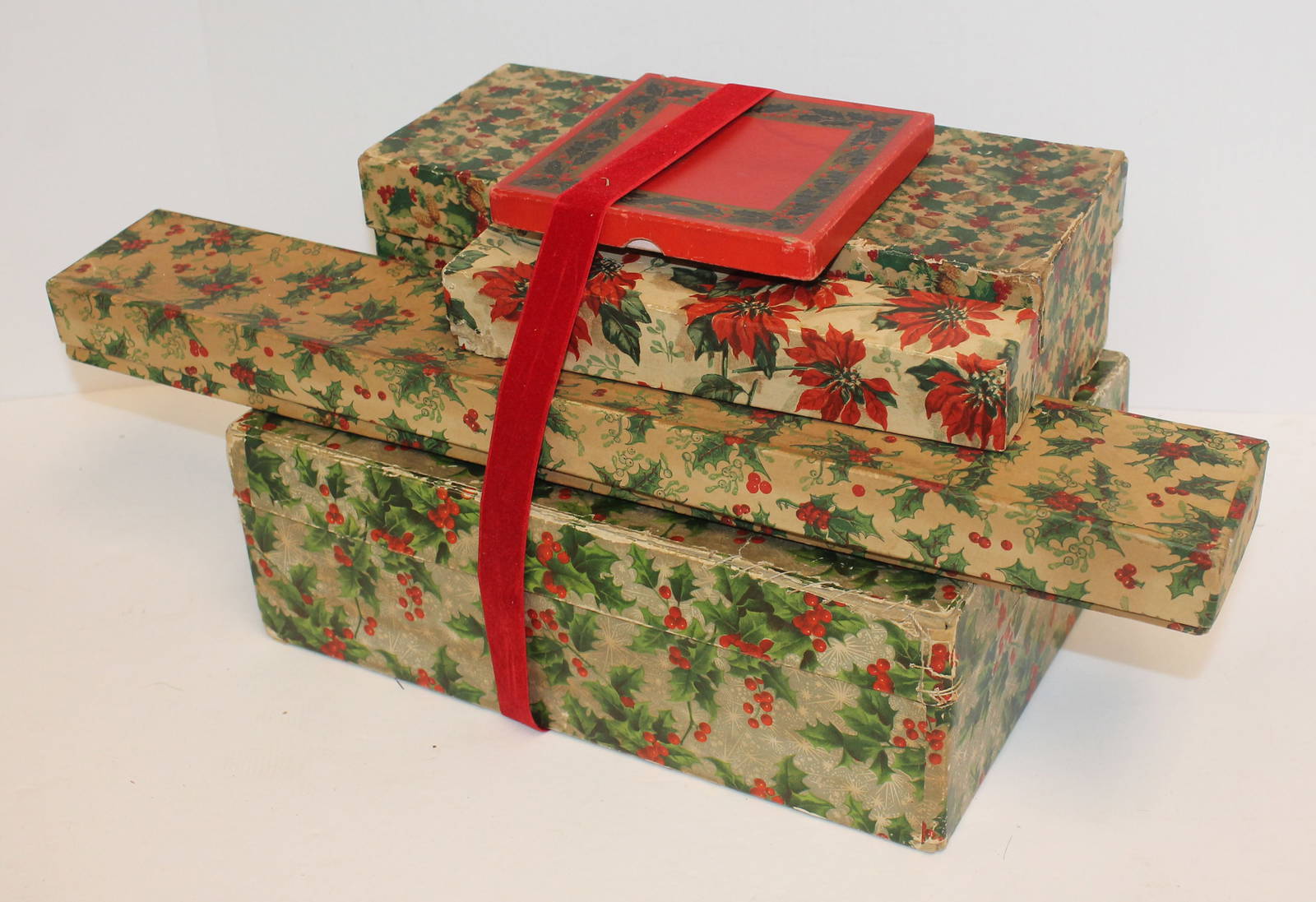 Lot Of 5 Vintage Christmas Boxes In Various Shapes & Sizes Auction