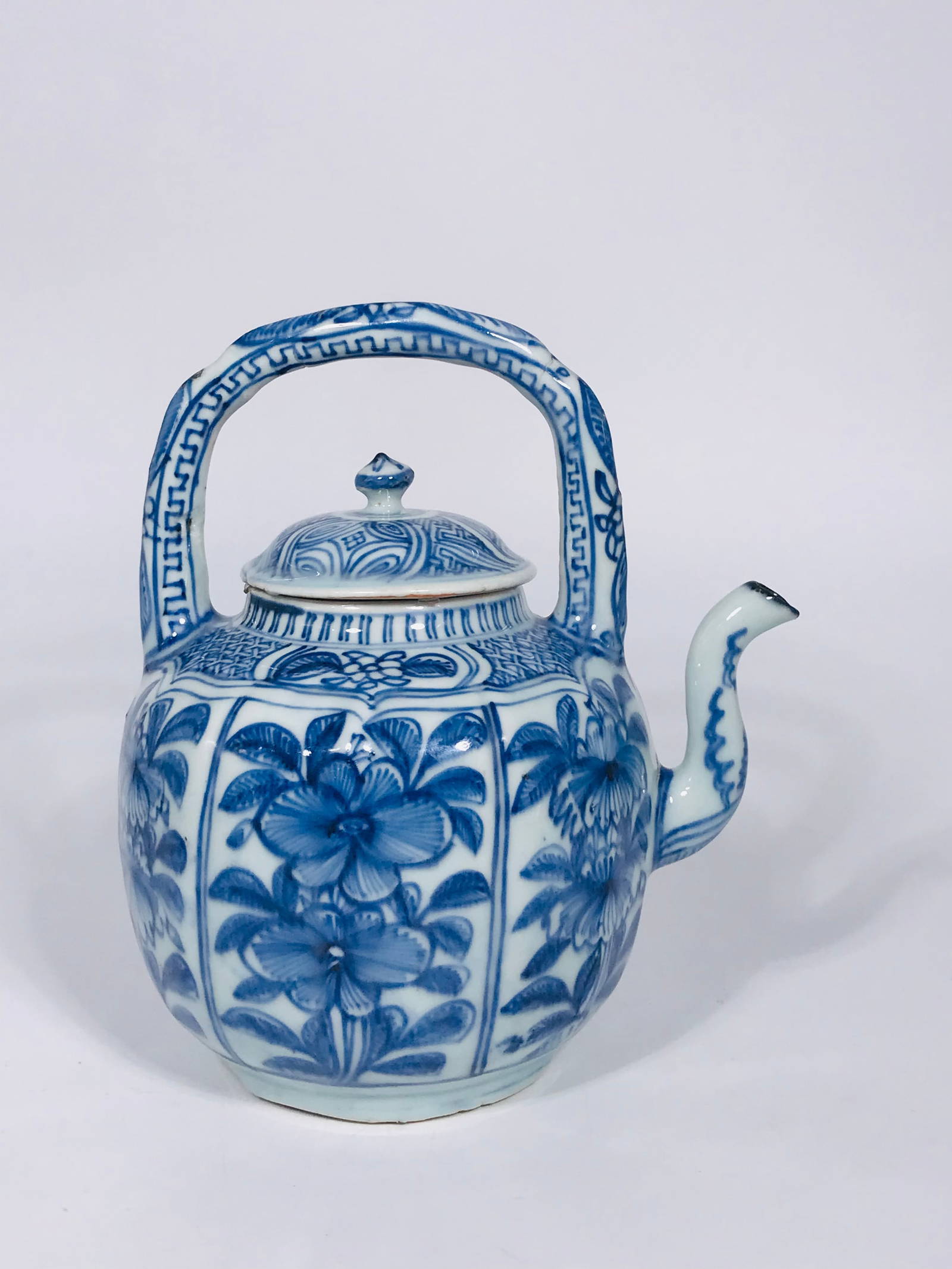 Chinese Blue And White Teapot, Ming Dynasty Auction