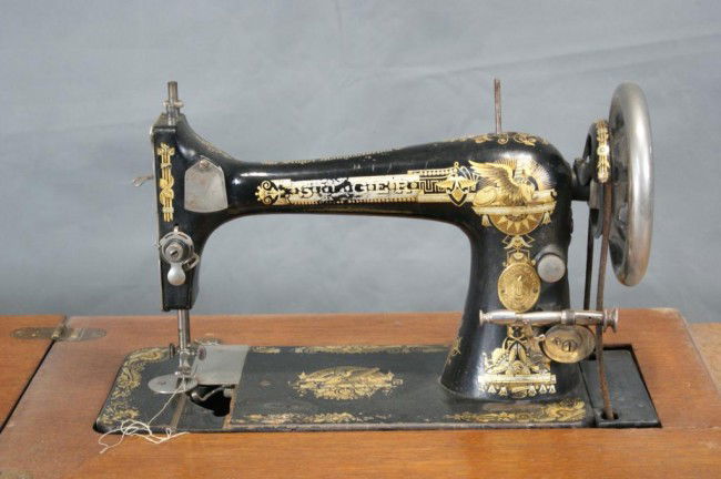 294: Antique Singer sewing machine ca 1890's : Lot 294