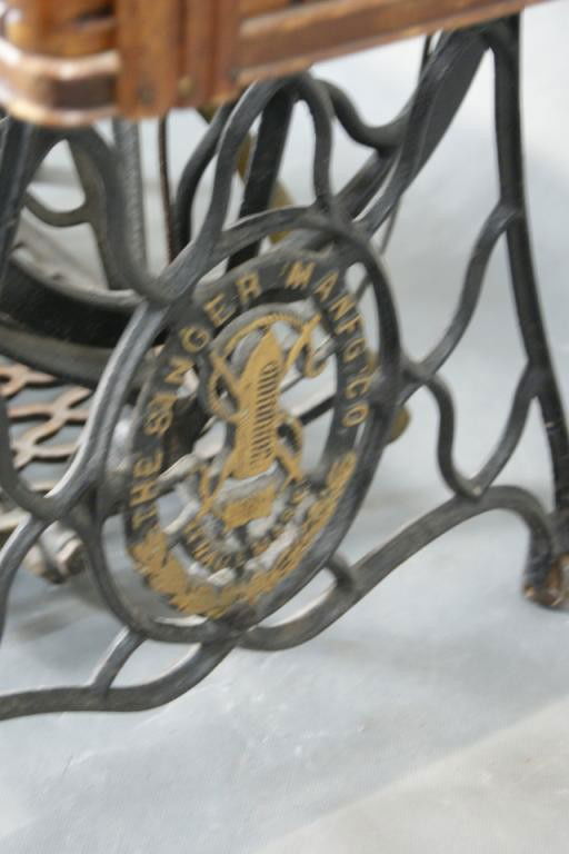 294: Antique Singer sewing machine ca 1890's : Lot 294