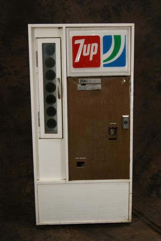 Vintage 20c 7-Up Vendorlator Vending Machine : Lot 56