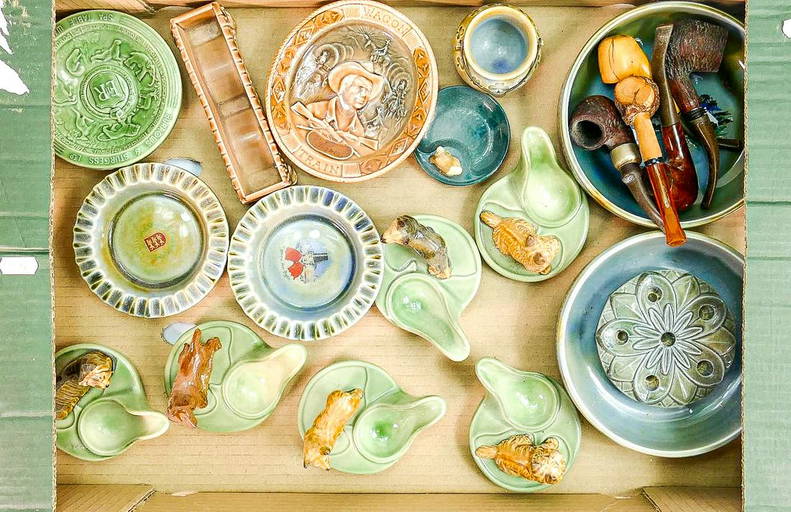 A collection of Wade items: Including dog pipe dishes, - Mar 10, 2022 ...
