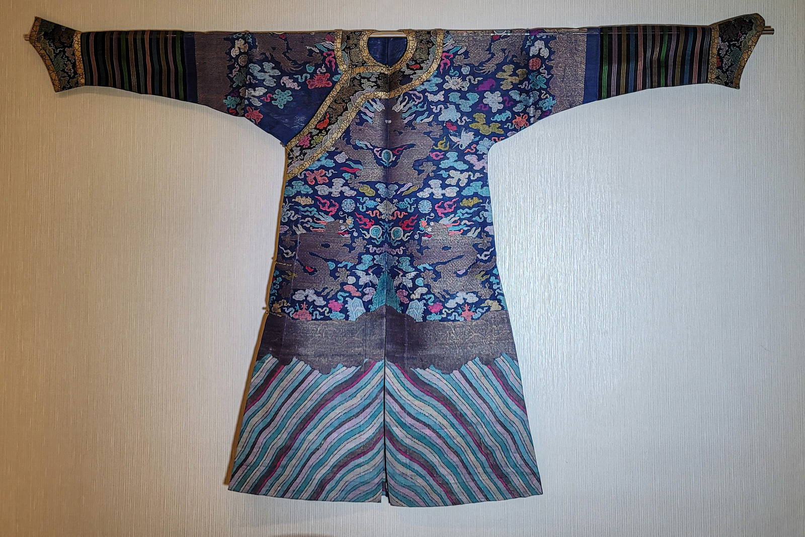Qing Dynasty Cantonese Embroidery Dragon Robe Auction