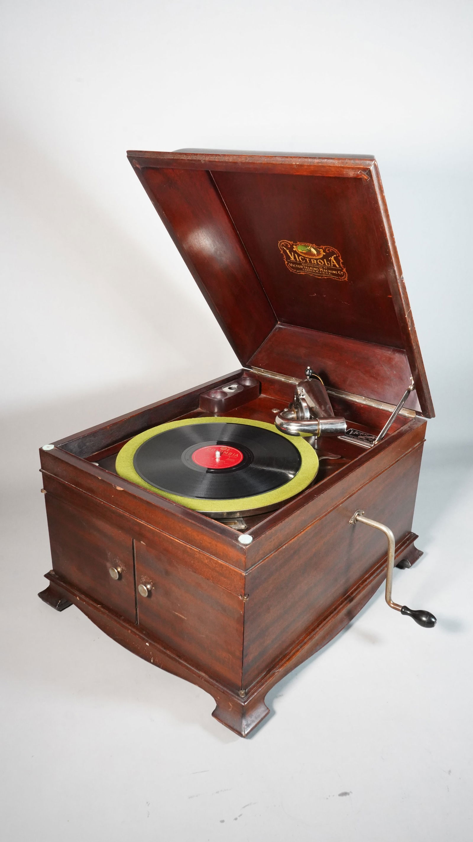 1906 Victrola Wood Cabinet Record Player Manufactured By Victor Talking Machine Co. Auction