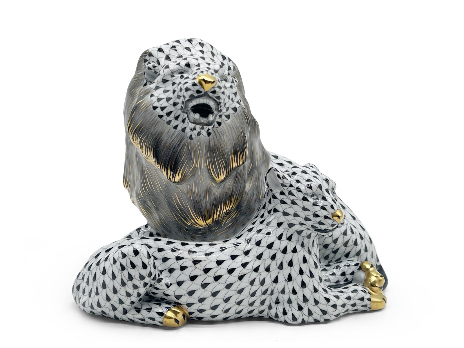 Herend Fishnet Lion And Lioness Auction